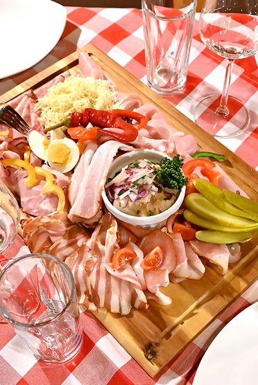 Köstliche Jausen im URFAHRANER Heurigenkeller in Linz